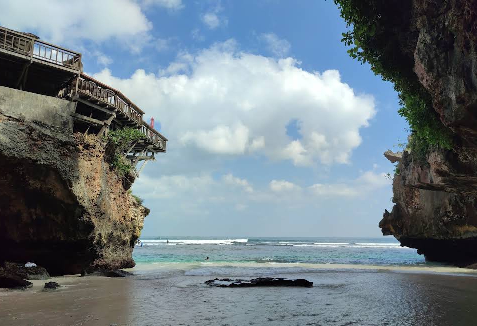 Suluban Beach Uluwatu Bali, A Hidden Paradise Behind Limestone Cliffs ...